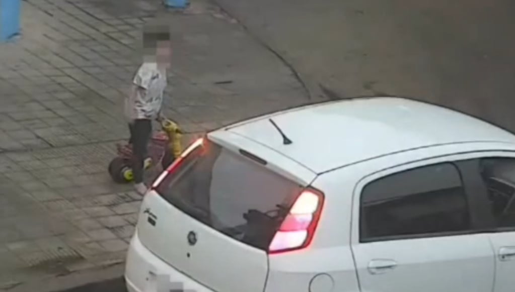 Perdido y con una motito de juguete, hallaron a un nene que caminaba ...