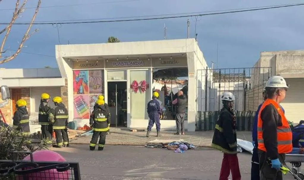 Murió un plomero tras el derrumbe del techo de una juguetería en ...